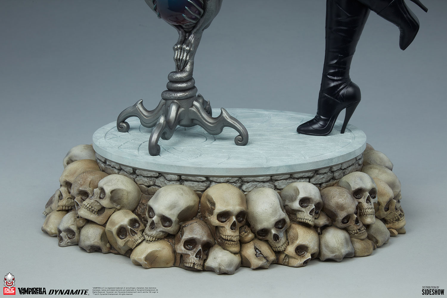 Dyanamite Entertainment Vampirella Statue - Comic Concepts